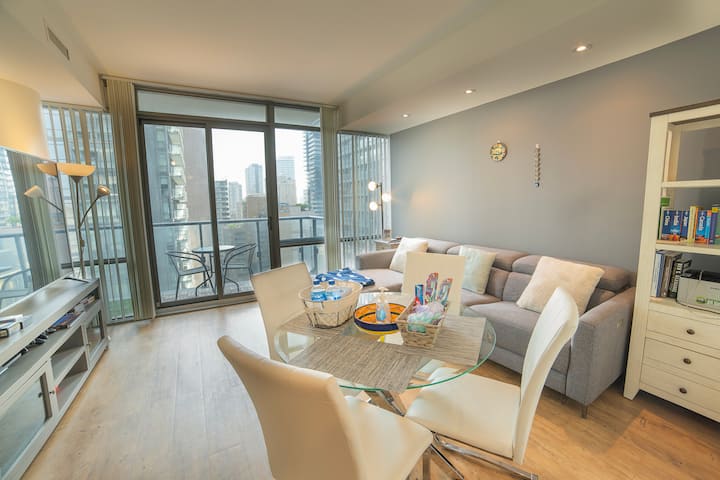 Lovely 1 Bedroom + Den In Bay And College - Toronto