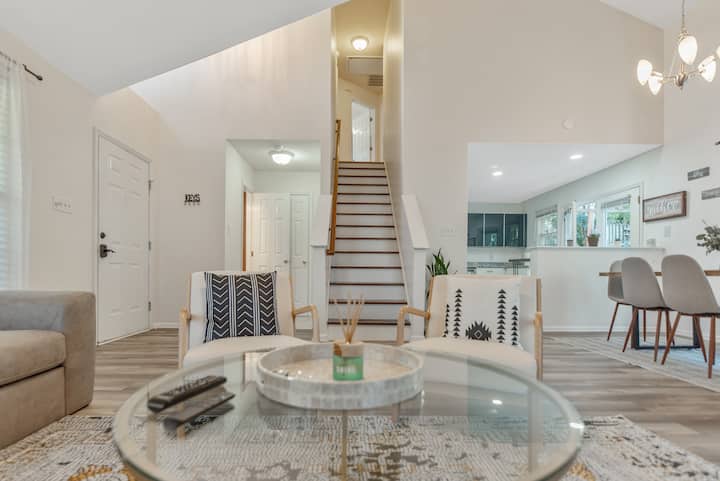 Designer Home With Coffee Bar - ケーリー, NC