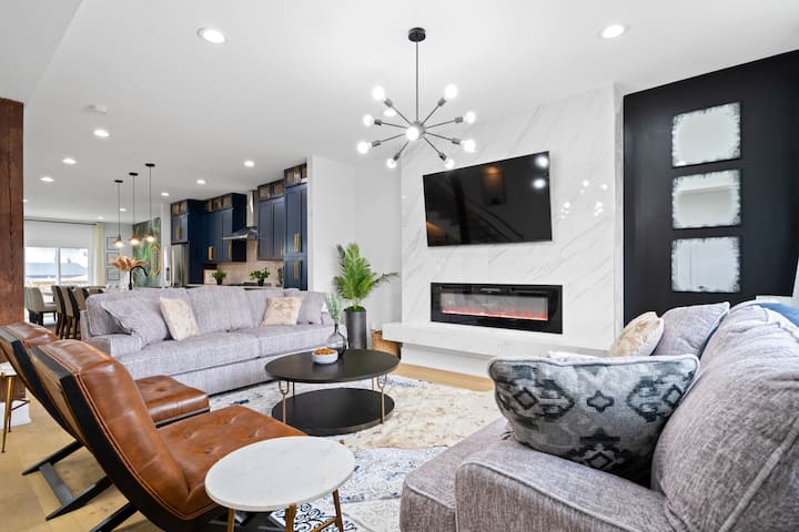 Great Location! Spacious 6bd Home + Garage! - Chicago
