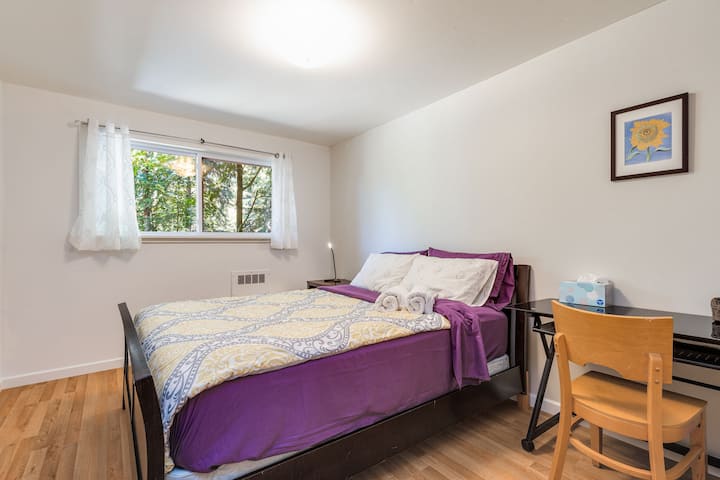 Spacious Br In Villa W/ Private Creek & Nature -#B - Bellevue, WA