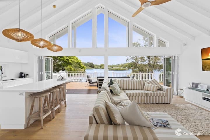 White On Wyuna - Coolangatta