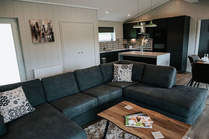 Oakley: 2 Bedroom Luxury Lodge, Hot Tub & Views. - Clitheroe