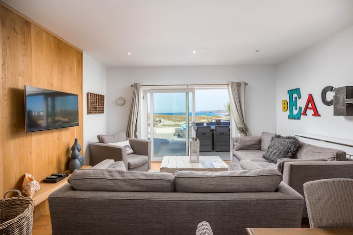 Stunning Beachfront Home Overlooking Porth Beach - Newquay