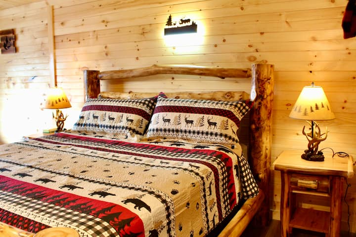 Cozy Retreat: Lake George King Studio With Hot Tub - Lake George, NY