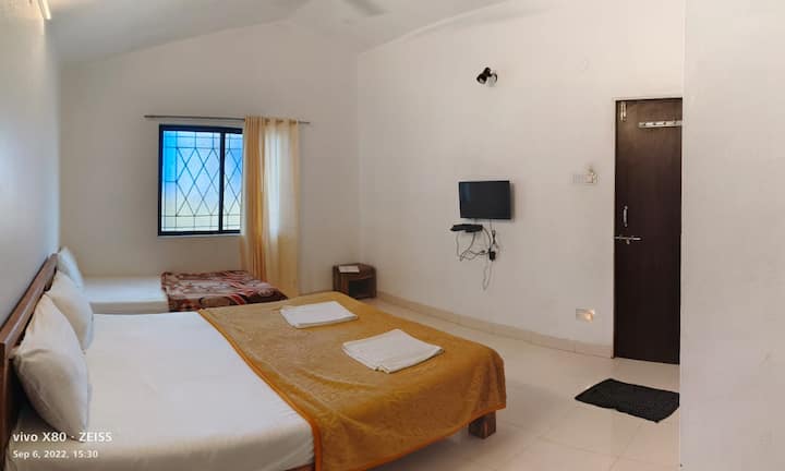 Deluxe Family Room Non-ac In Shanti Sadan Cottage - Mahabaleshwar