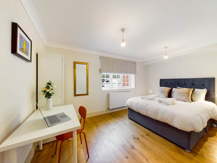 Lovely Redhill Town Centre Apartment & Parking - Redhill