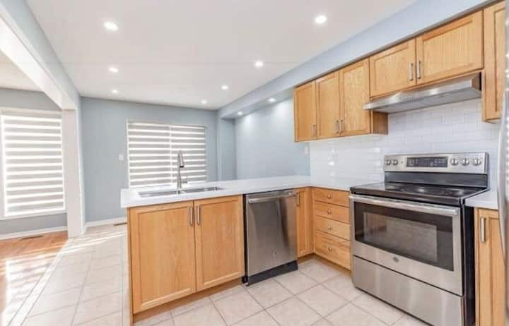 1bed 1bath Park Facing Sunlight Filled Bedroom - Brampton