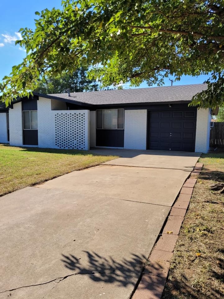 Charming House In A Quiet Neighborhood. - Lubbock, TX