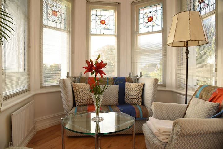 A Room In A Big, Bold & Beautiful Guesthouse - Steyning