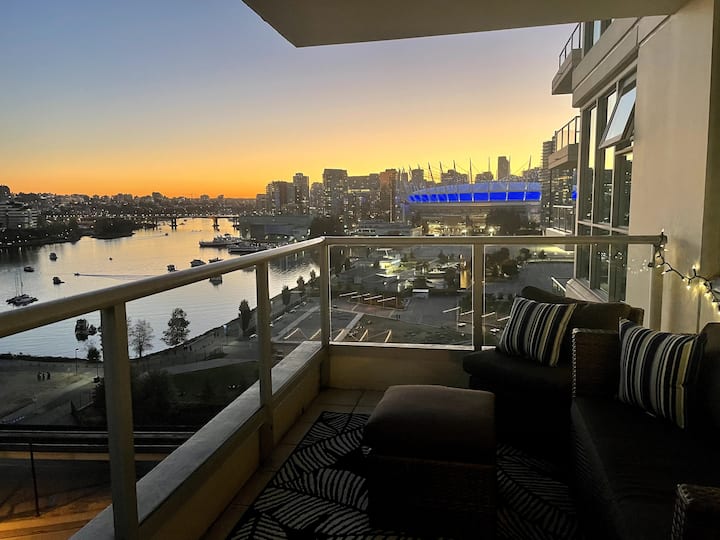 Stunning Water View Urban Space - Vancouver