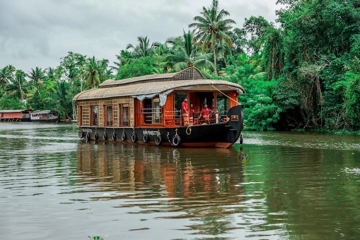 House Boat In Kumarakom - Kumarakom
