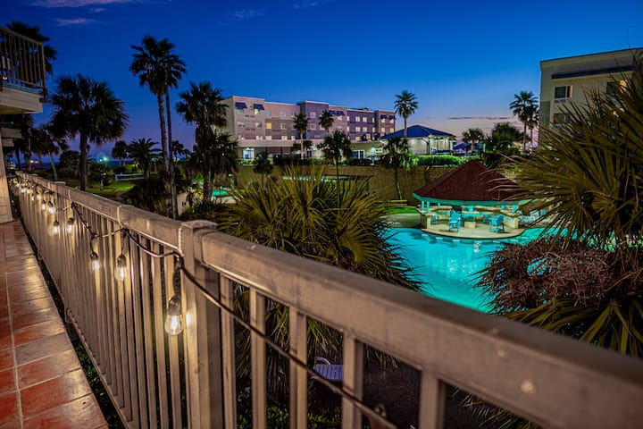 King Bed Suite Amazing Pool View! - Pirates Beach, TX