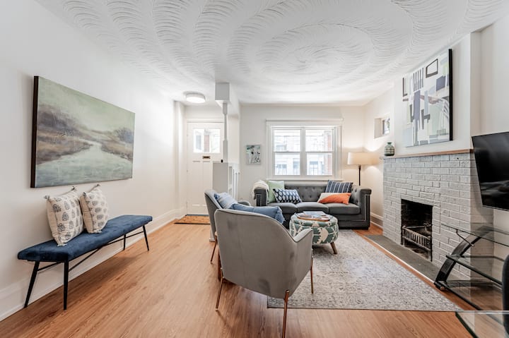 Entire House By The Beach | 3 Beds & Parking - Toronto