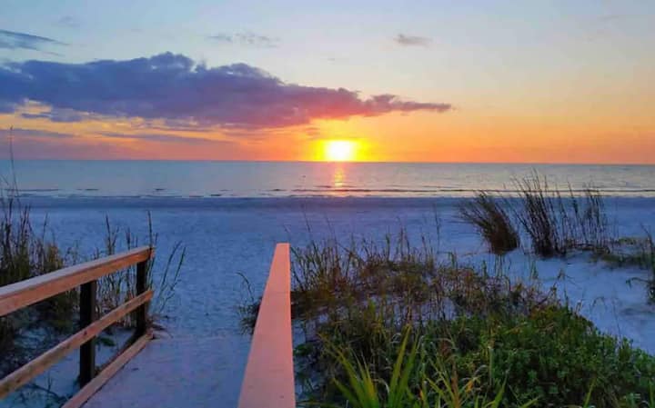 Duplex Styled Home. Perfect For Multiple Families! - Pinellas Park, FL