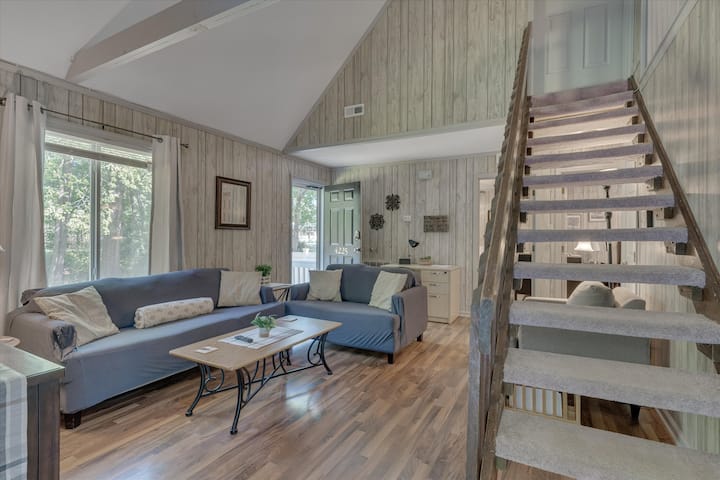 The Blue Devil’s Quarters | 3br Modern Pad - Chapel Hill, NC