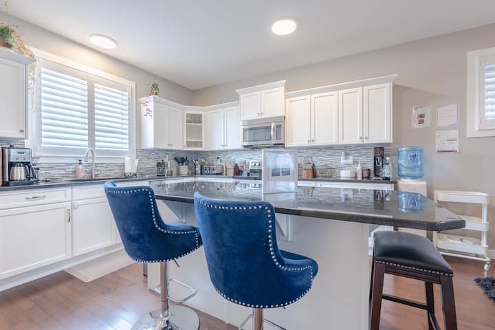 Luxurious 3-bedrooms With Office & Media Room - Cochrane