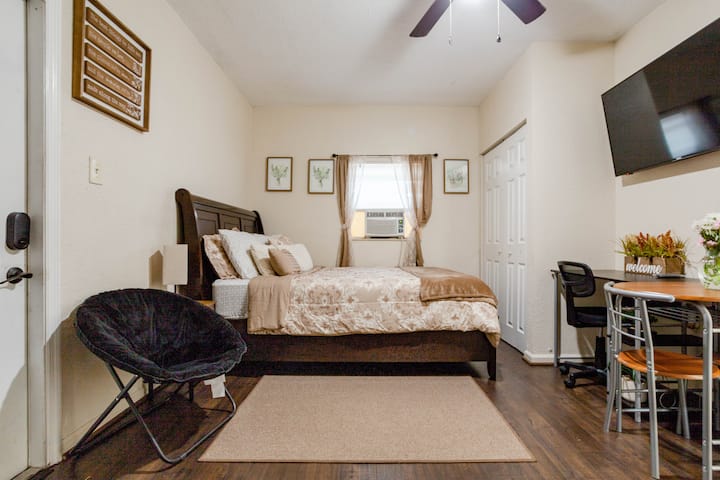 Cozy Studio Near Hardrock Stadium & South Beach - Miami Gardens, FL