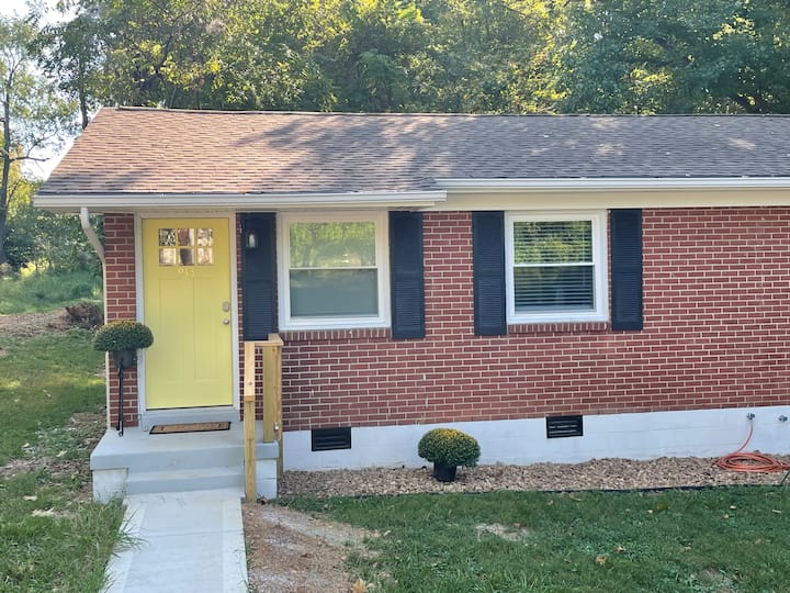 Charming 1-bedroom With Free Parking On Premises - Clarksville, TN