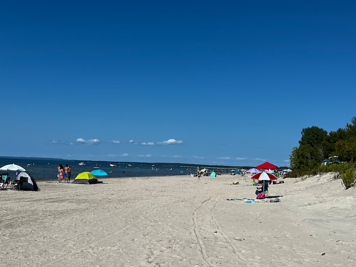 1(b) Bedroom Apt In 3 Unit Bldg Right On The Beach - Wasaga Beach