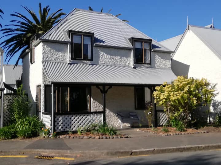 Camellia Cottage By The Sea. - Akaroa