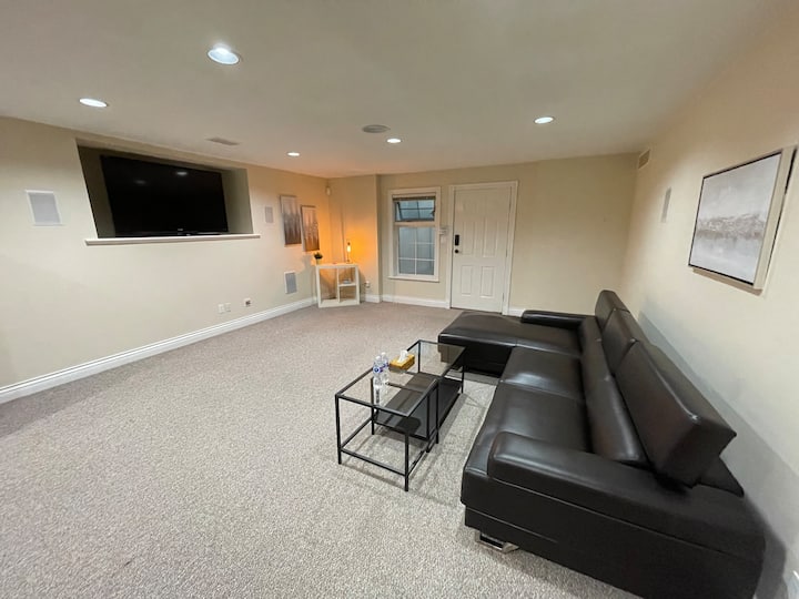 Dreamy Extra Spacious Bsmt Suite In Bby W/tv, P - Burnaby