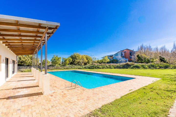 Modern, Comfortable Apt, Perfect Location! - Somerset West