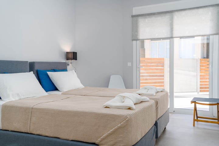 Seaside Luxury 2-bedroom Apartment With Yard - Cephalonia