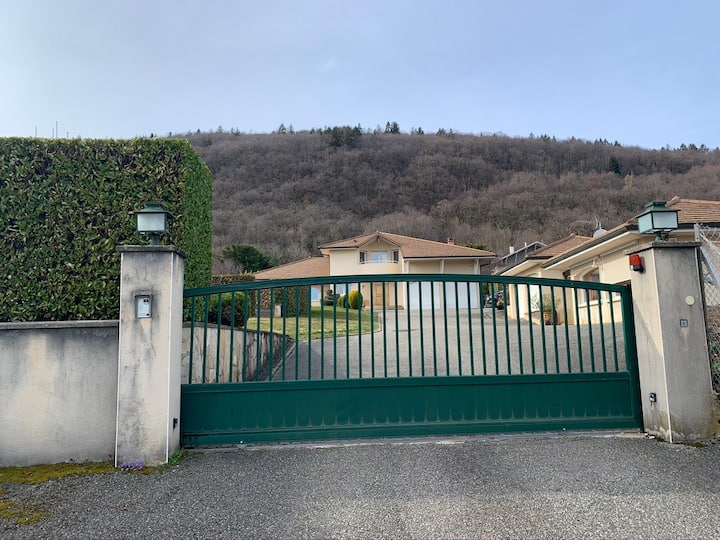 Guest House With Free Parking And Kitchen. - Gex