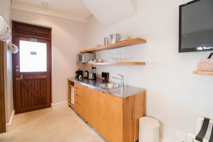 Wood Fired Hot Tub Room - Including Breakfast - Hermanus