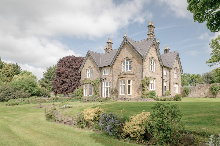 Entire Country Manor In Soughton, North Wales - 莫爾德