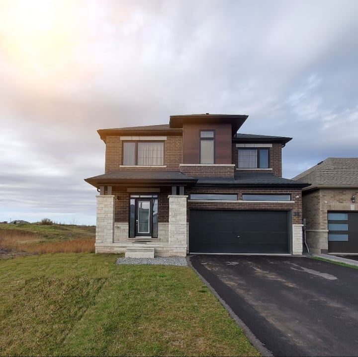 Skynest Retreat: Stunning Views, Comfy Amenities - Welland