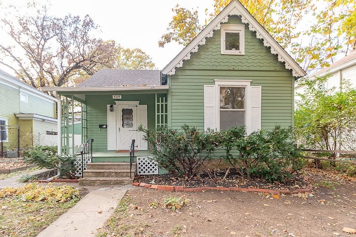 Campus Gingerbread Cottage With Parking - Lawrence, KS