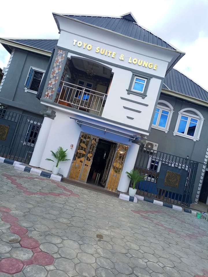 Adorable 8 Bedroom Space With Free Parking Space - Lagos, Nigeria