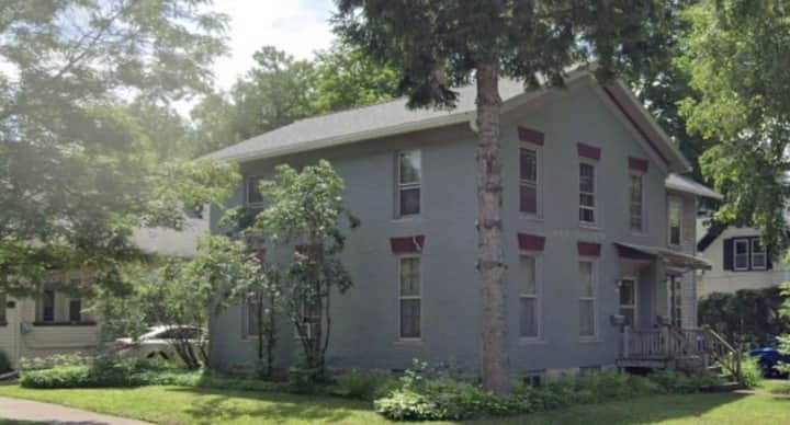 Lovely 2 Bedroom Rental Unit In Historic District! - Appleton, WI
