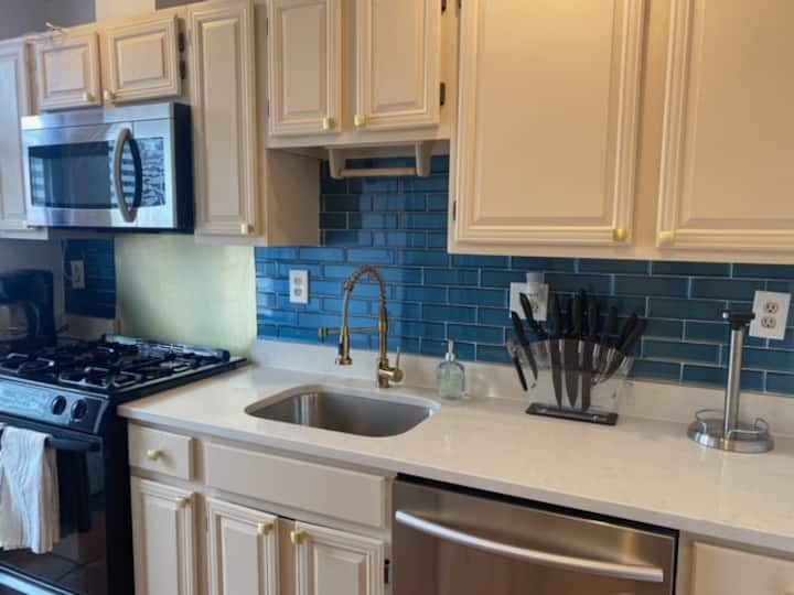 Spacious 2 Bedroom Penthouse W/massive Balcony - Arlington, VA