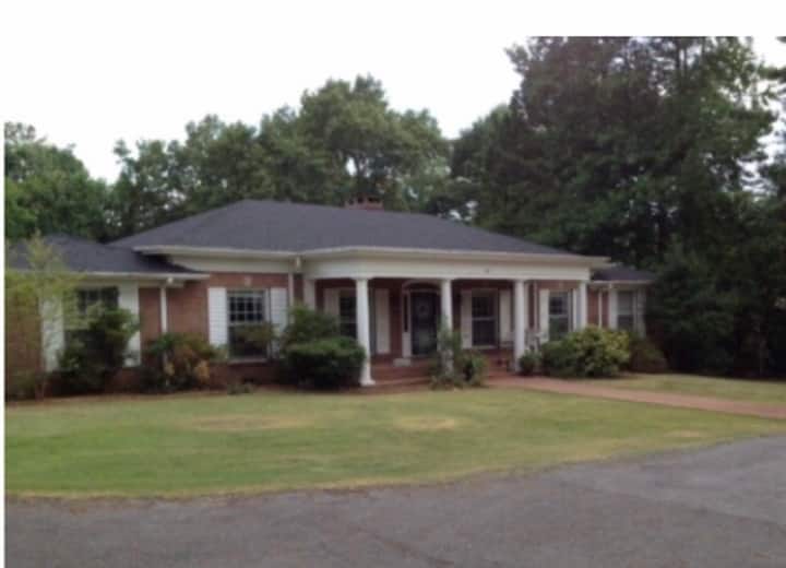 Spacious Home With Large Outdoor Space! - Tuscaloosa, AL