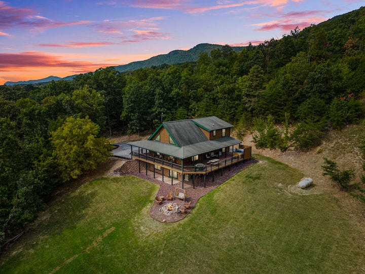 Peaceful 5-bedroom Cabin - Hot Tub, Views, Office - Stanley, VA