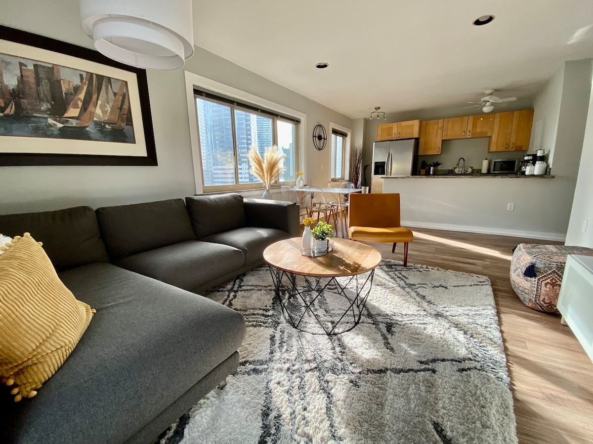 Lovely 2-br Convention Center Condo - Free Parking - Condominiums for ...