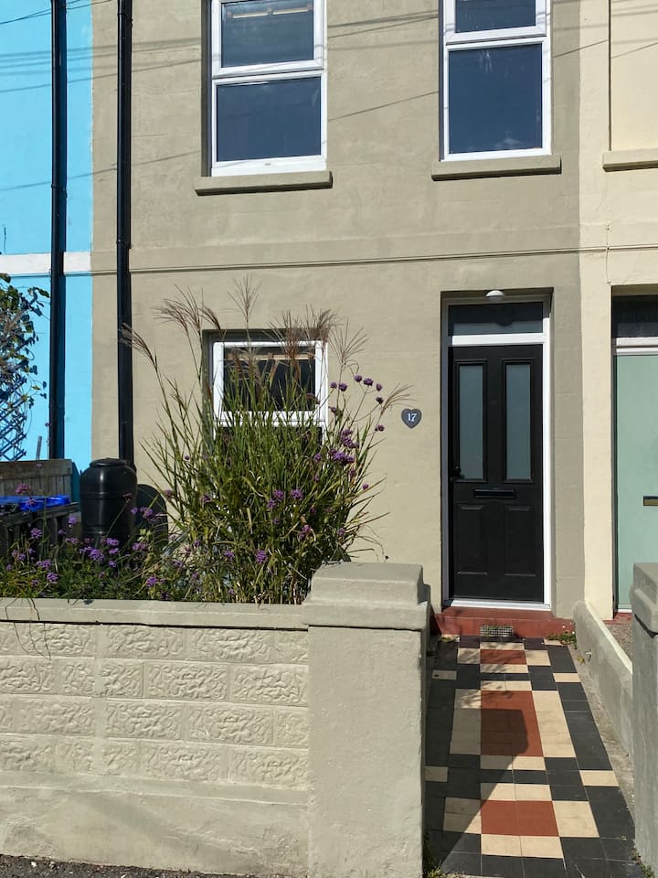 Seaside Retreat - Worthing Beach