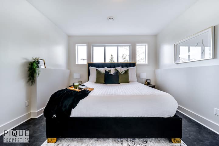Bright Open Suite|king Bed|free Parking|long Stays - Edmonton, Canada