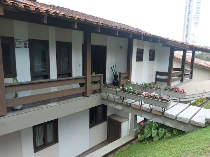 Casa Confortável A 500 M Da Oktoberfest + Hidro - Blumenau
