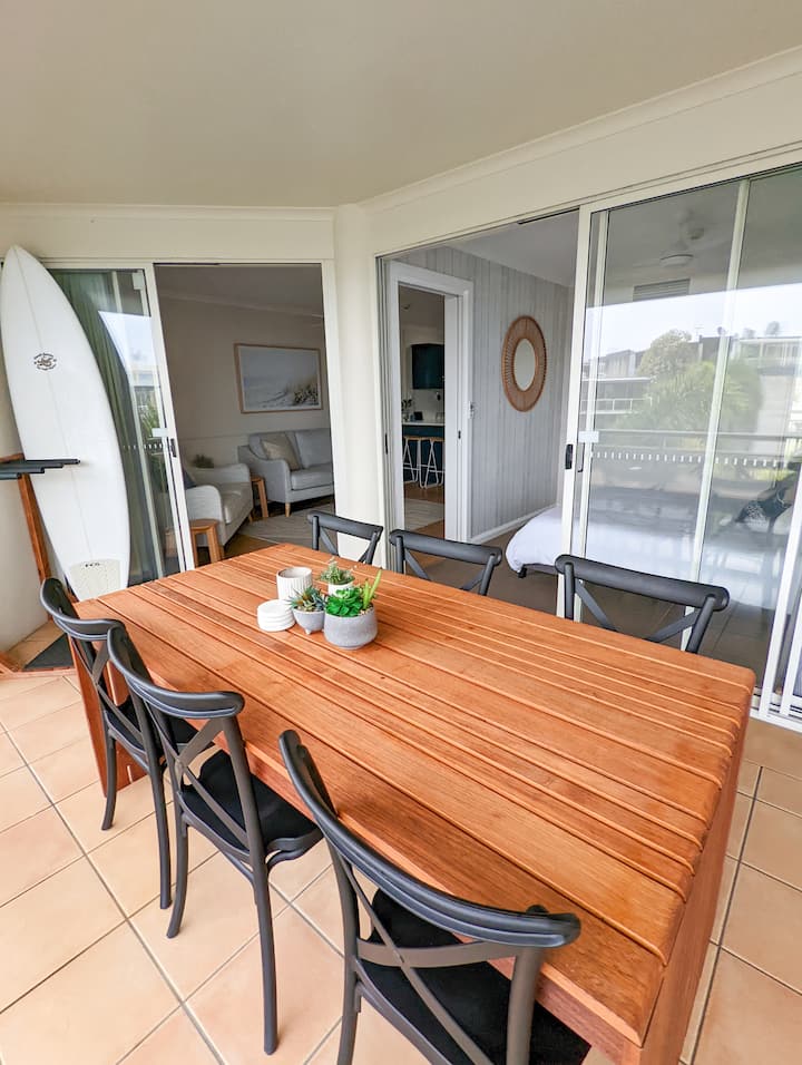 Surfriders At Alex - Alexandra Headland