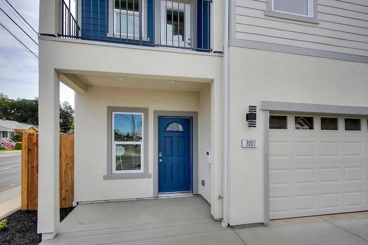 Adorable Private Two Bedroom Home With Backyard - Sacramento, CA