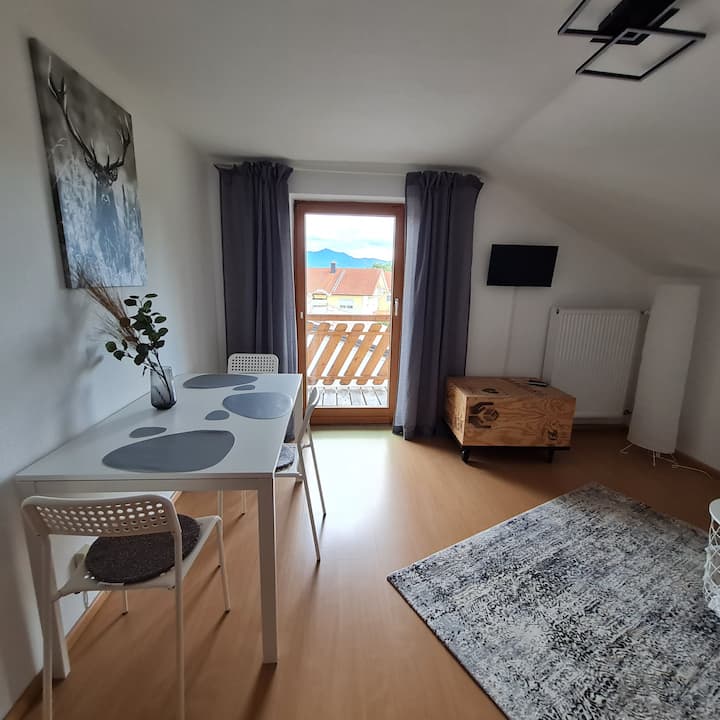 Schöne 2-zimmer Dachgeschoß Wohnung Mit Bergblick! - Kolbermoor