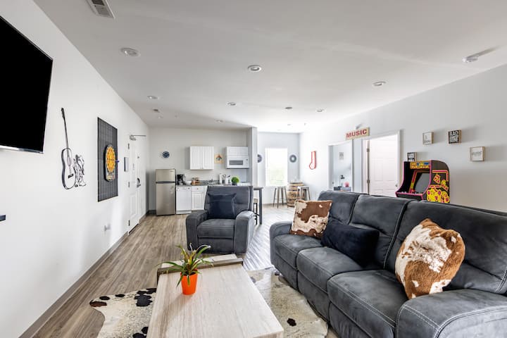 Country Suite In East! Games! Parking! 1.2 Mi->dt! - Nashville, TN