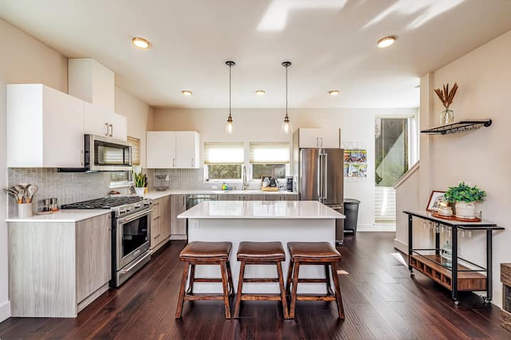 Feb Deals! Contemporary, Garage, Huge Roof Terrace - Seattle, WA