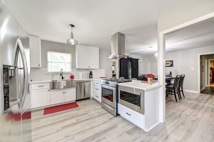 Romantic Getaway | Retreat W/ Unique Amenities - Pasadena, TX