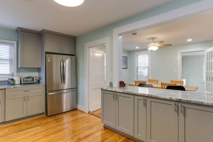 Enjoy Old Beach! 2.5 Blocks To The Ocean - Virginia Beach, VA