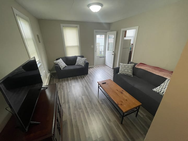 King Bed Apartment With Private Entrance, Laundry - Fort Wayne, IN