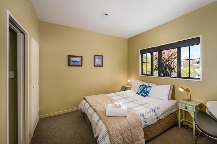 Single Room With Queen Bed And Ensuite Bathroom - Wanaka
